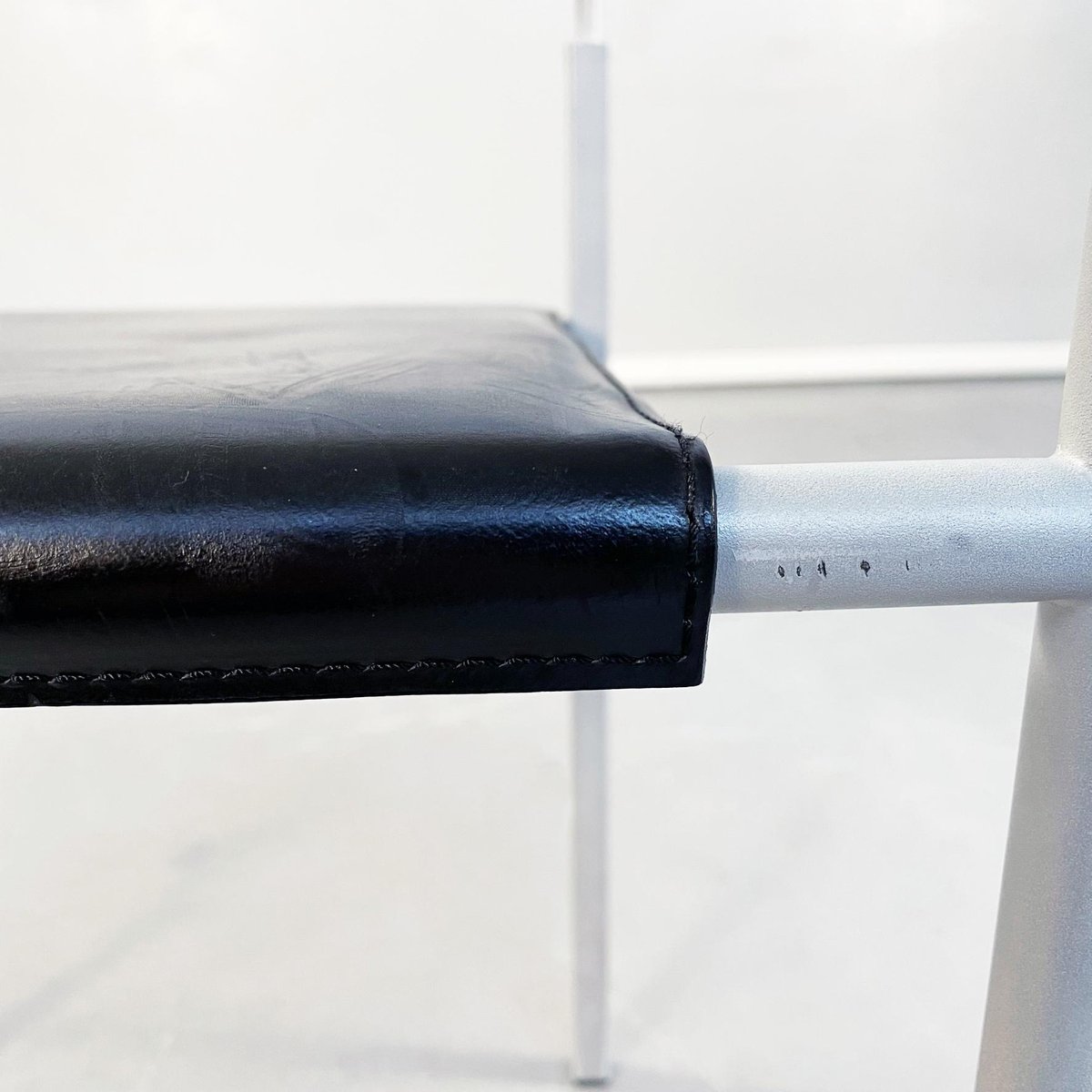 Weiße italienische Mid-Century Carrè VI Stühle aus Eisen mit schwarzem ...