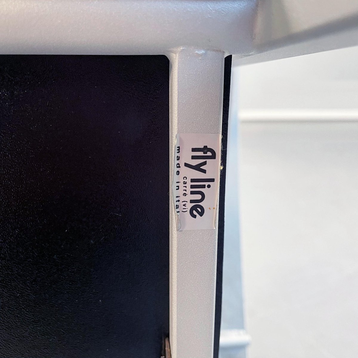 Weiße italienische Mid-Century Carrè VI Stühle aus Eisen mit schwarzem ...