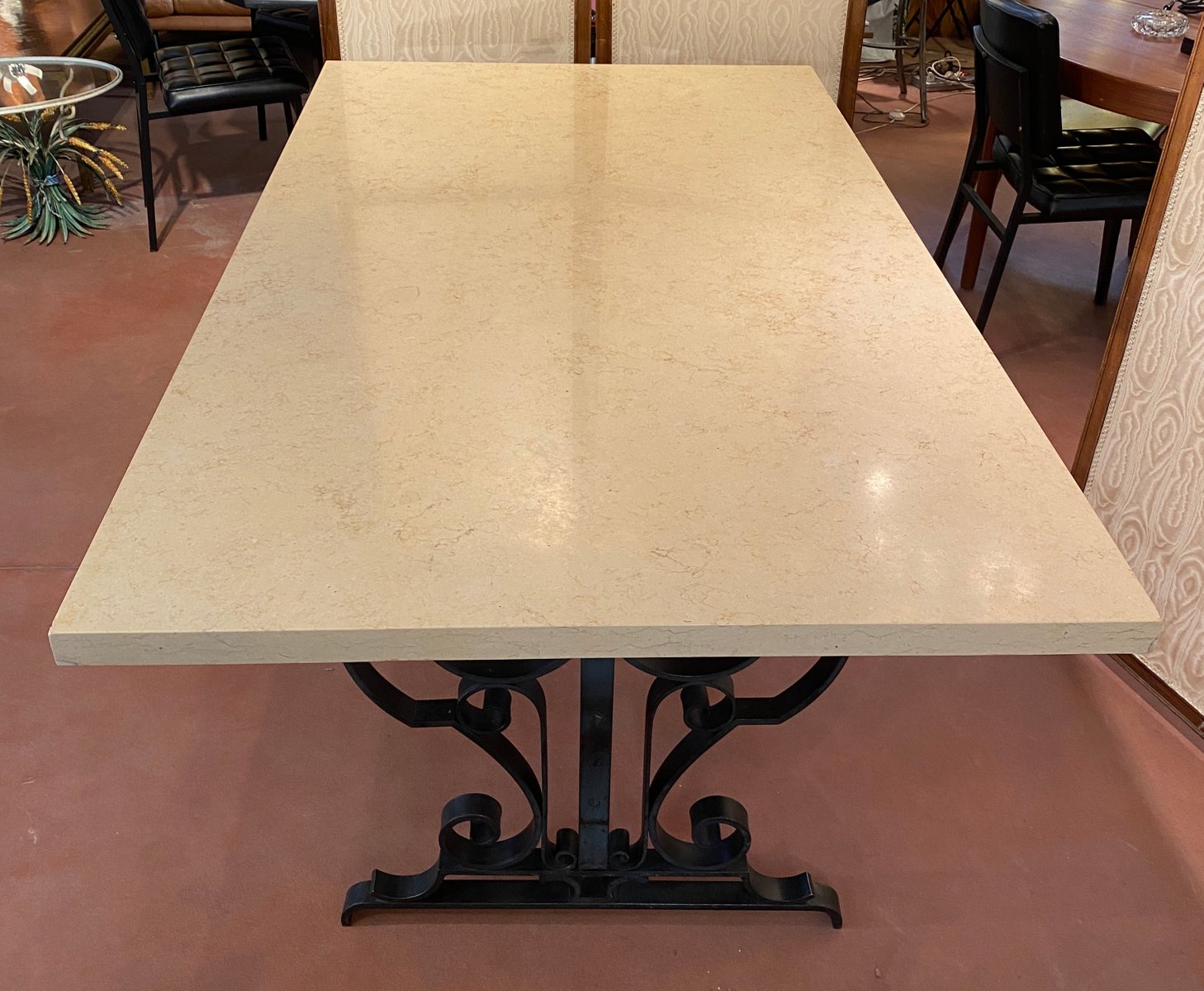 Art Deco Tisch aus Marmor & Schmiedeeisen bei Pamono kaufen