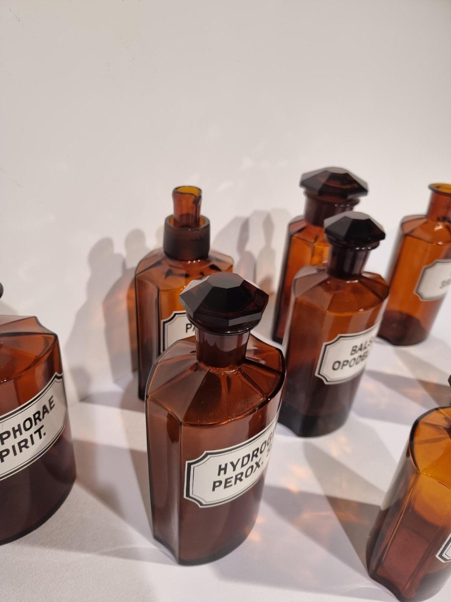 Vasi da farmacia antichi in vetro ambrato, Germania, set di 8 in ...