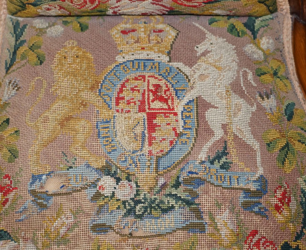 Butaca victoriana antigua de madera nudosa de nogal con escudo de armas ...