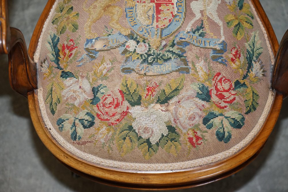 Butaca victoriana antigua de madera nudosa de nogal con escudo de armas ...