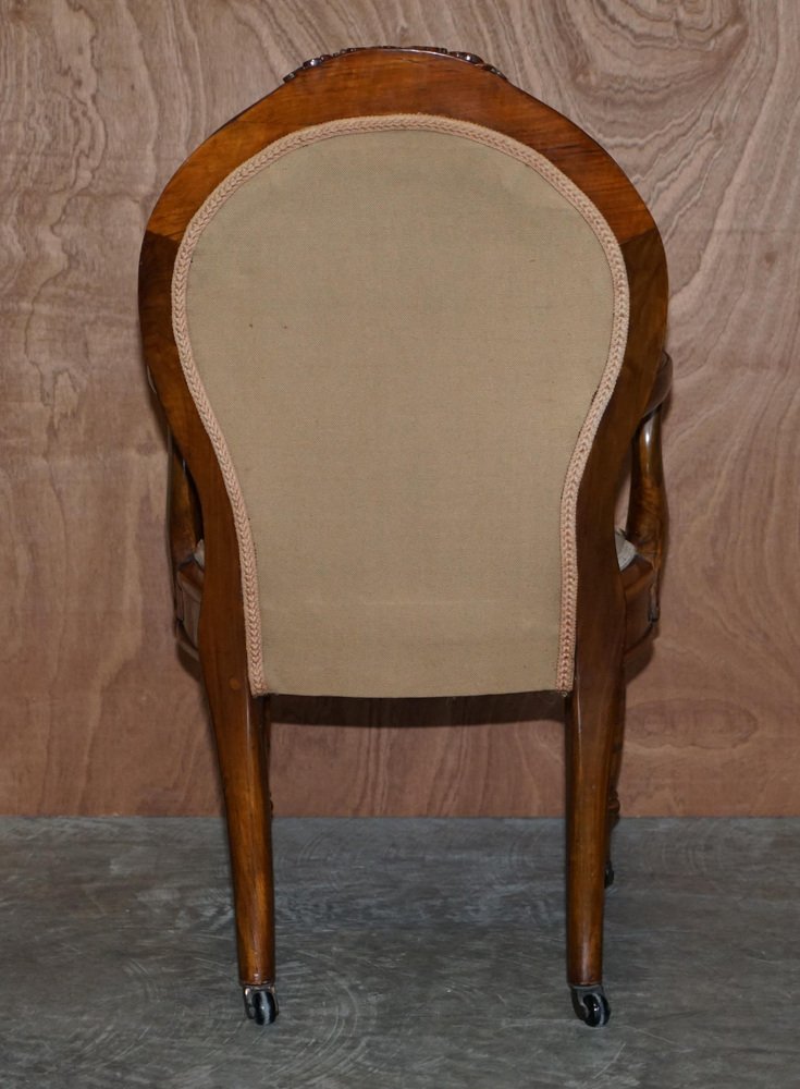 Poltrona vittoriana antica in radica di noce con stemma reale, metà XIX ...