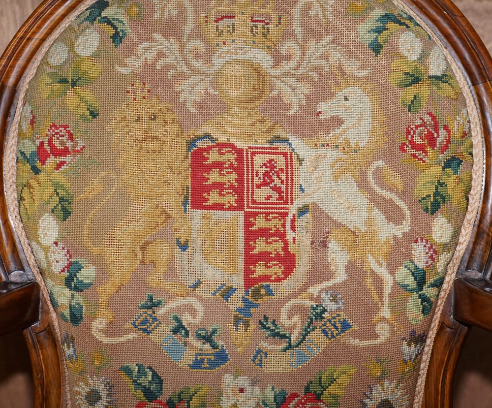 Poltrona vittoriana antica in radica di noce con stemma reale, metà XIX ...