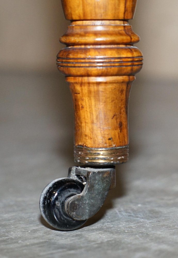 Poltrona vittoriana antica in radica di noce con stemma reale, metà XIX ...