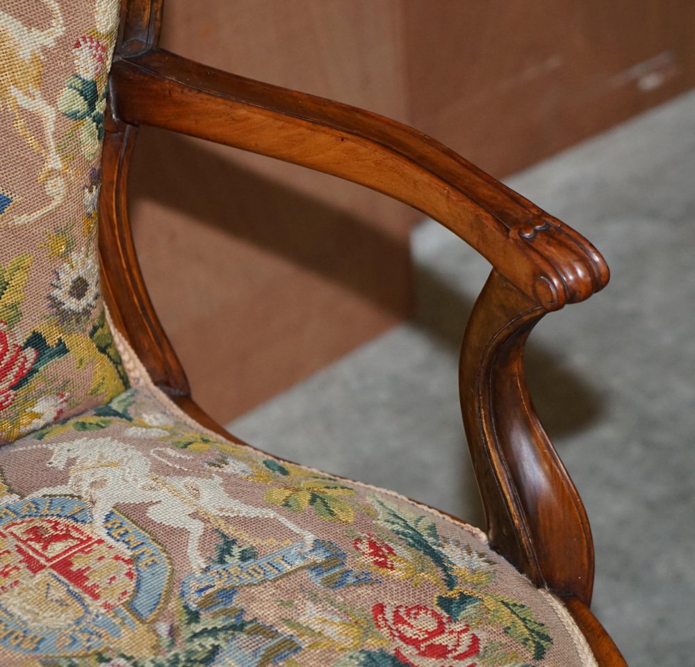 Butaca victoriana antigua de madera nudosa de nogal con escudo de armas ...