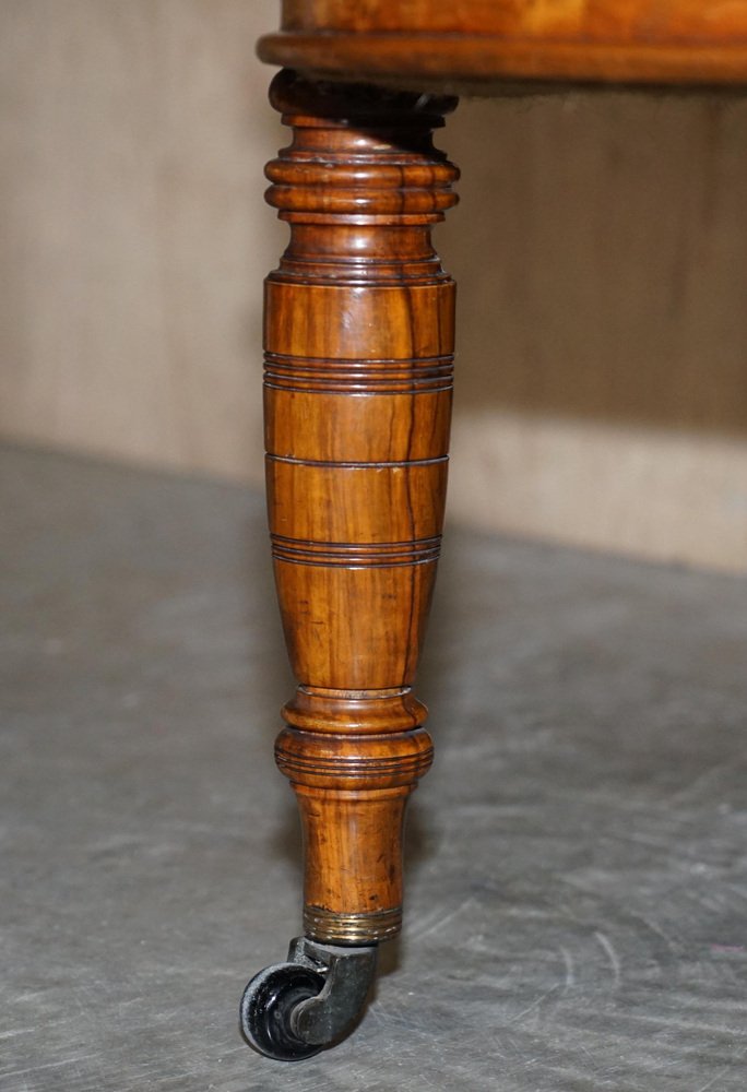 Butaca victoriana antigua de madera nudosa de nogal con escudo de armas ...