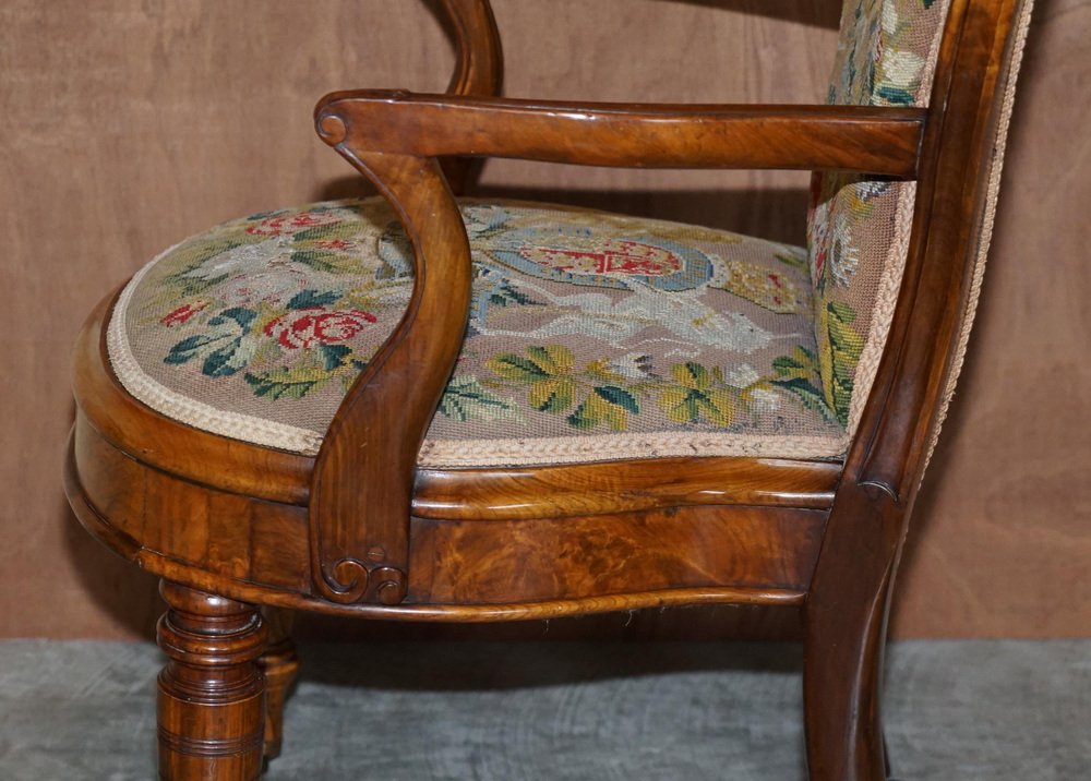 Poltrona vittoriana antica in radica di noce con stemma reale, metà XIX ...