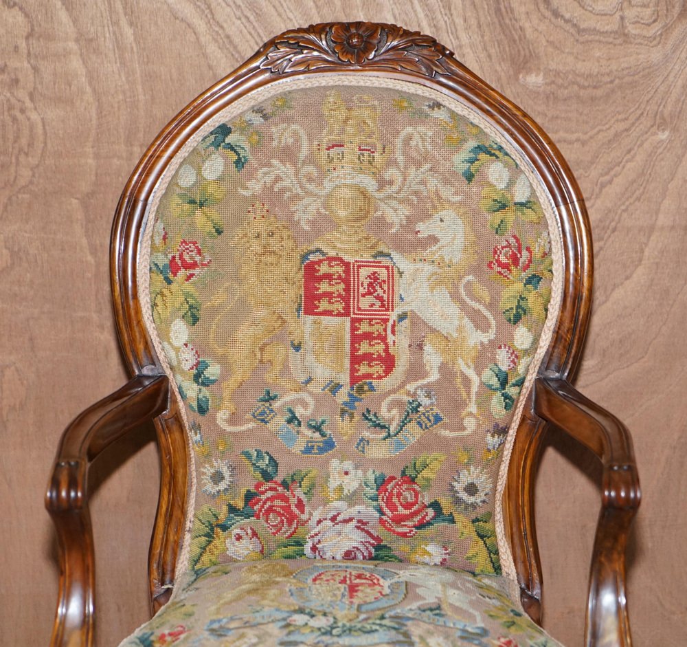 Poltrona vittoriana antica in radica di noce con stemma reale, metà XIX ...