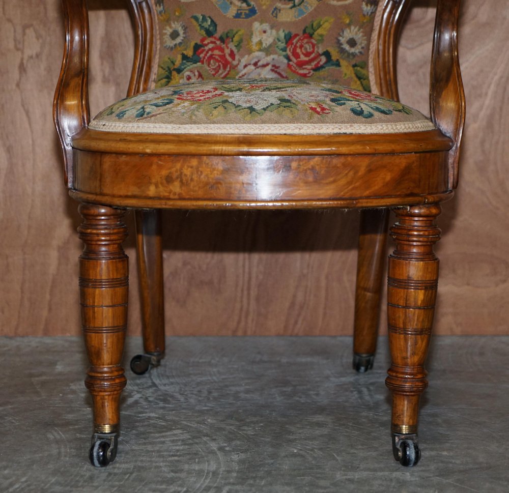 Poltrona vittoriana antica in radica di noce con stemma reale, metà XIX ...