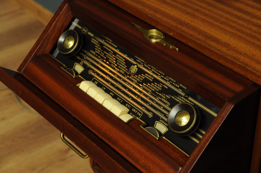 Kommode mit Garrard Plattenspieler & FM Radio von Dux bei Pamono kaufen