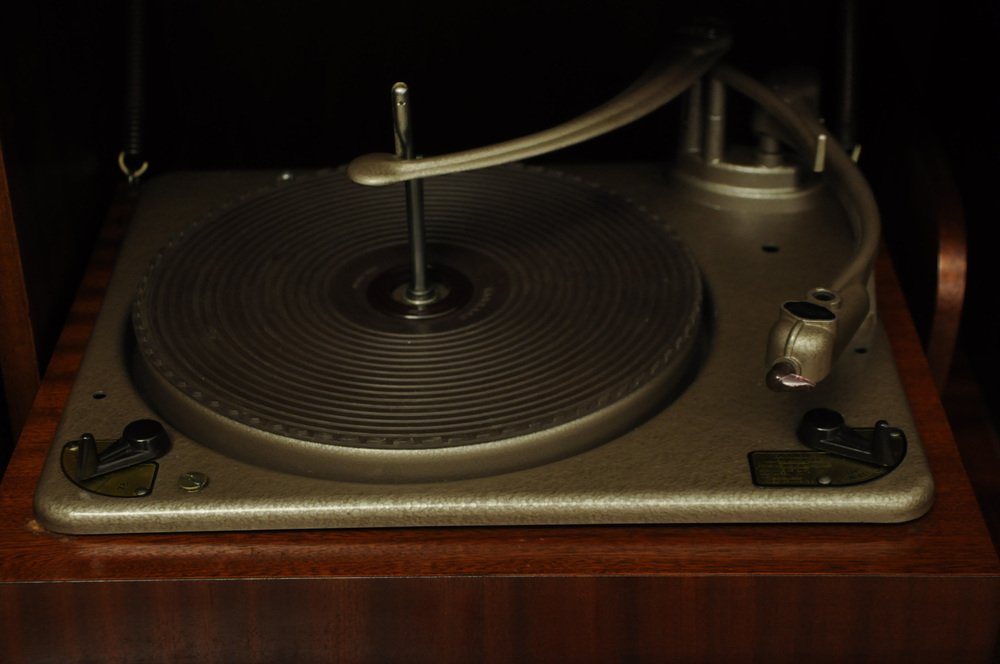 Kommode mit Garrard Plattenspieler & FM Radio von Dux bei Pamono kaufen