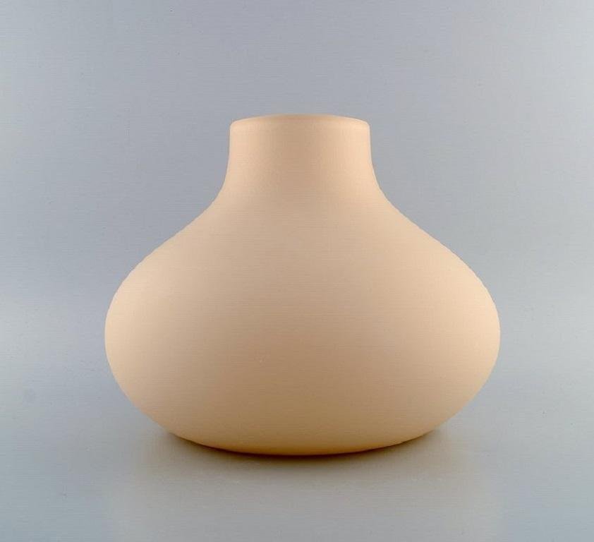 Drop-Shaped Vase in Delicate Pink Mouth-Blown Art Glass for sale at Pamono