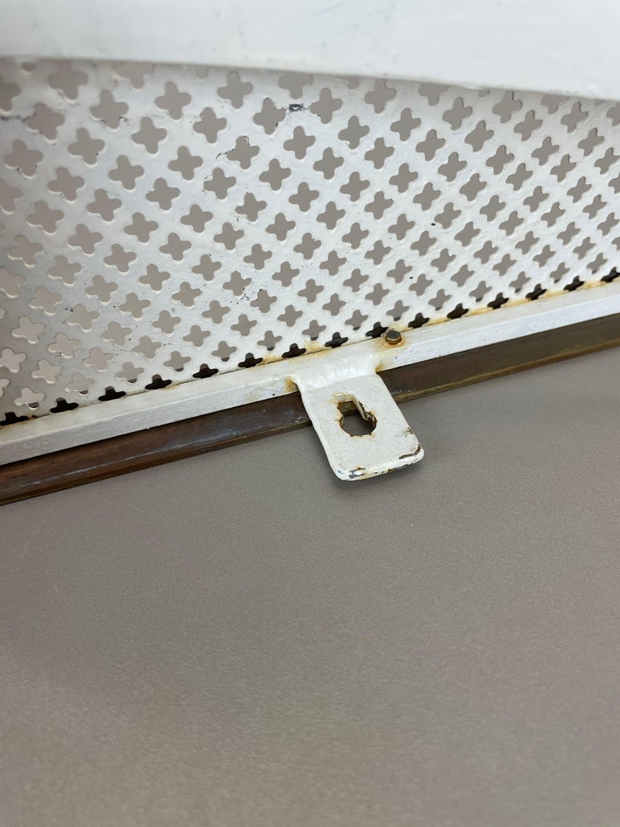 Großes modernes französisches Wandregal aus Metall & Messing von ...