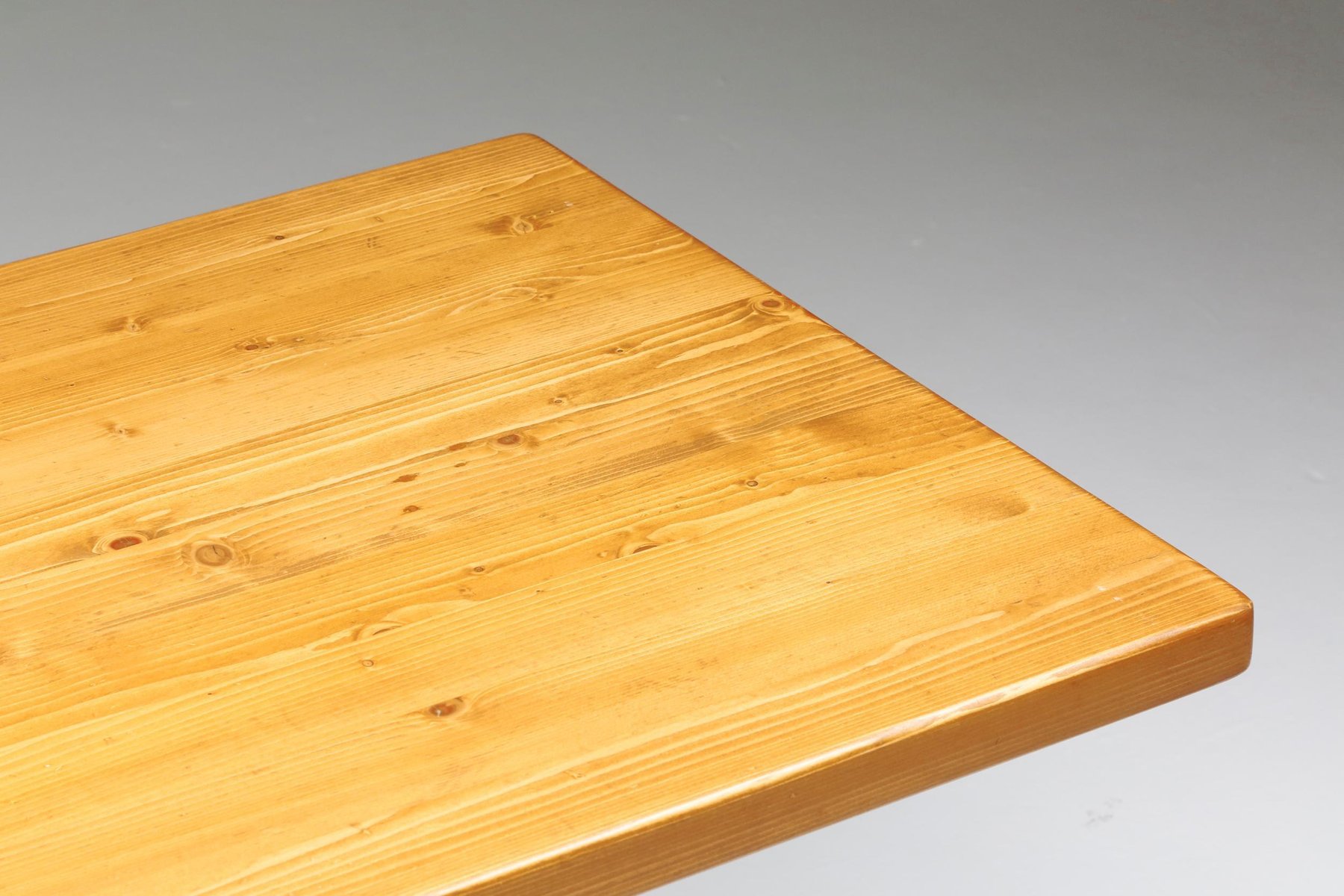 Französischer Kiefernholz Tisch von Charlotte Perriand bei Pamono kaufen