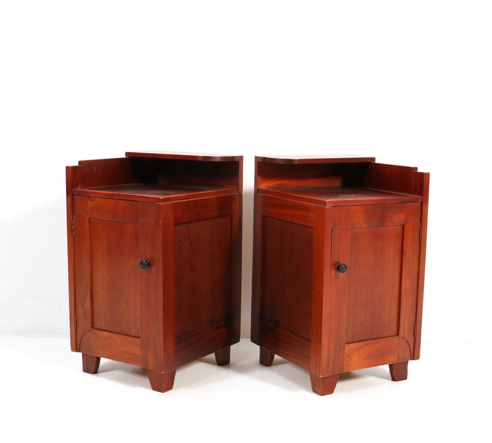 Art Deco Nachttisch aus Nussholz, 1920er, 2er Set bei Pamono kaufen