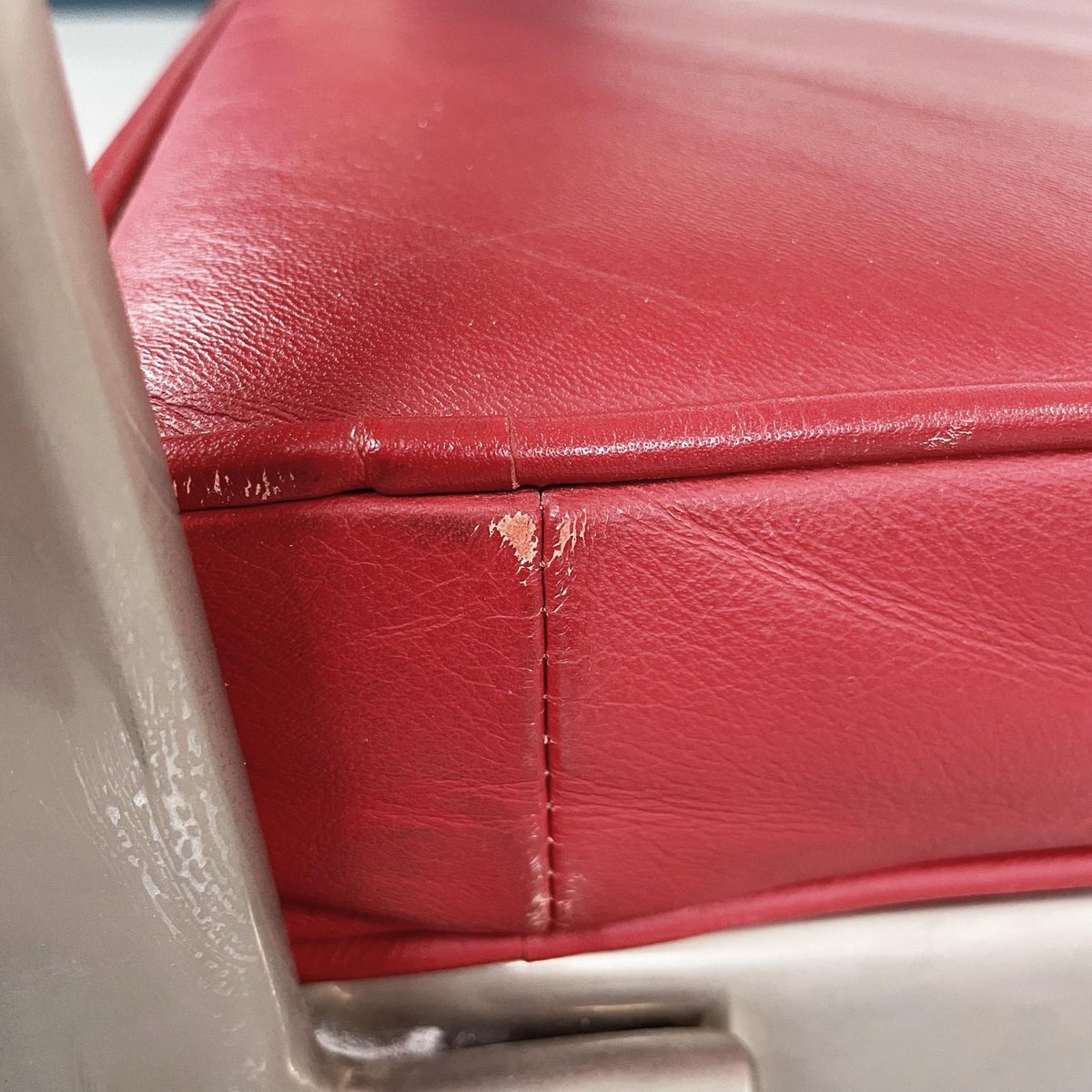 Roter französischer Mid-Century Leder & Stahl Stuhl von Jean Prouvé für ...