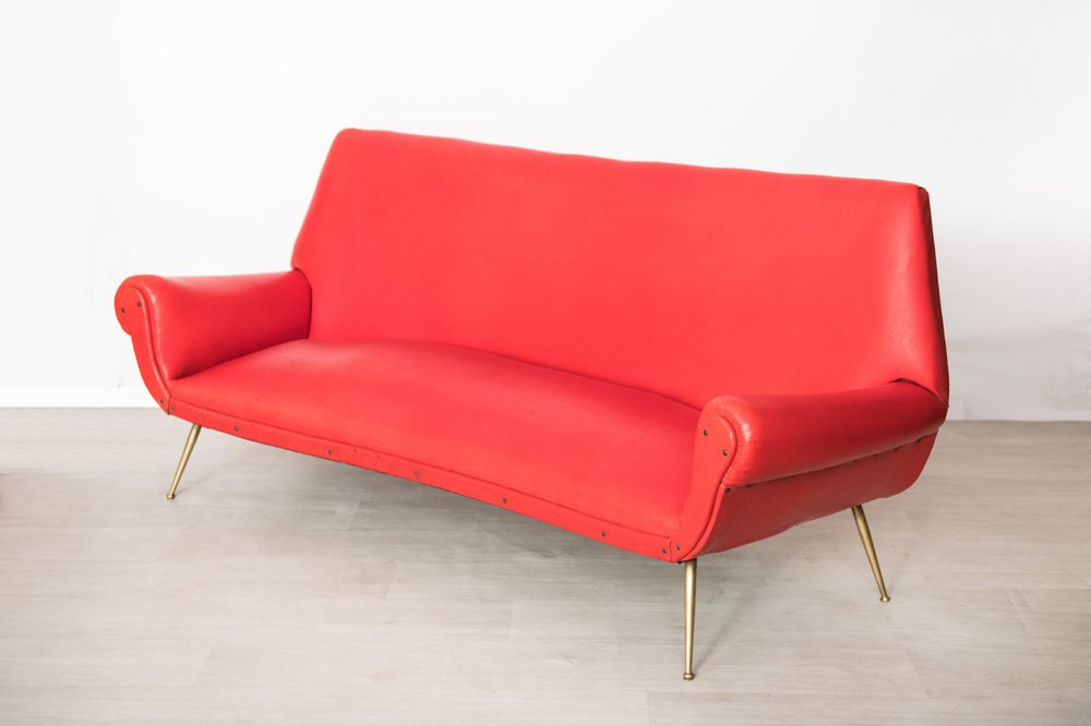 Mid-Century 3-Sitzer Sofa in Rot & Messing bei Pamono kaufen