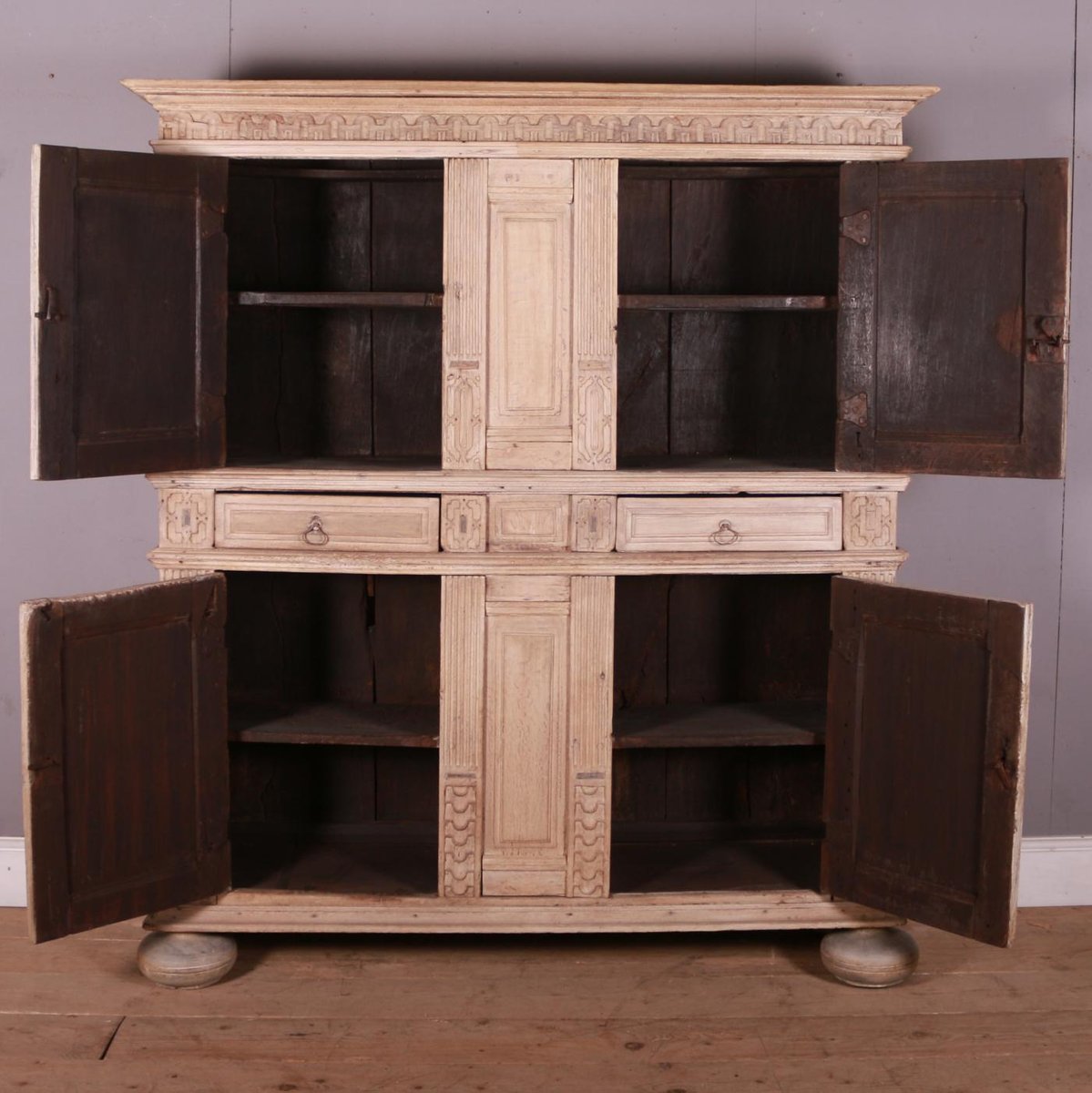 17th Century Dutch Linen Cupboard for sale at Pamono