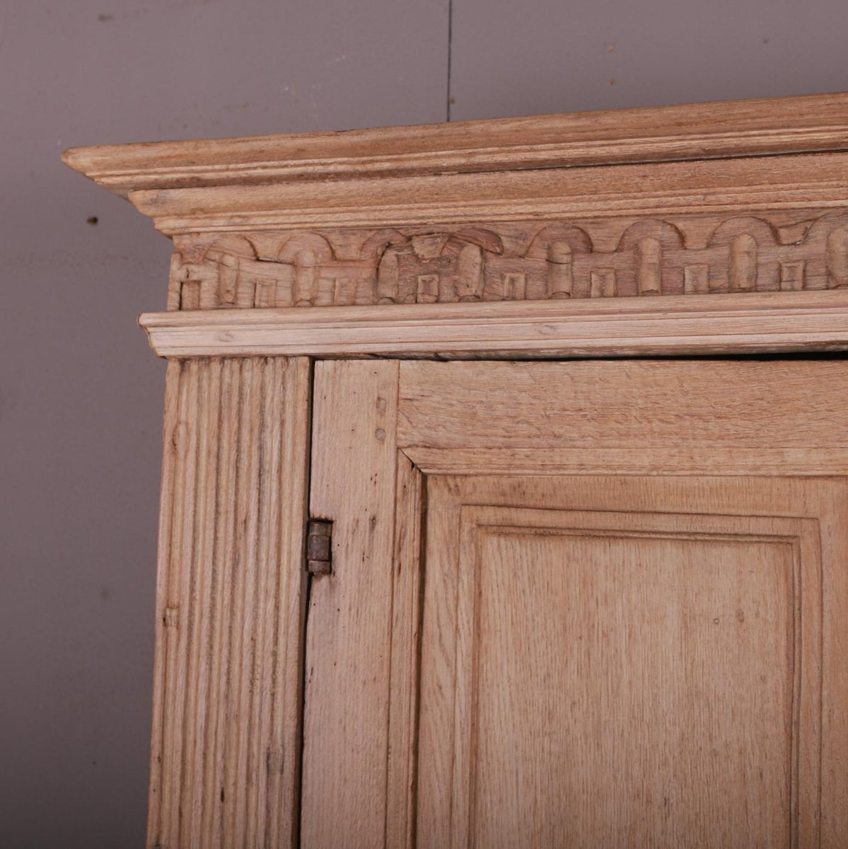 17th Century Dutch Linen Cupboard for sale at Pamono