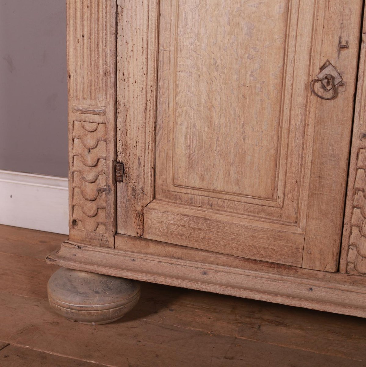 17th Century Dutch Linen Cupboard for sale at Pamono