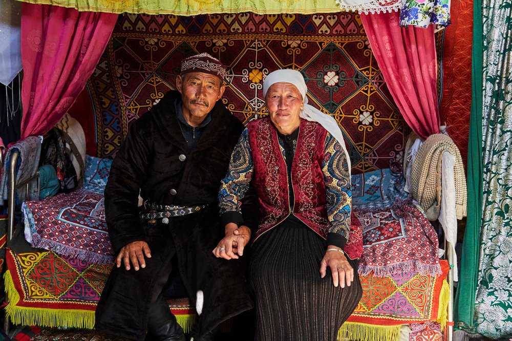 Tuul & Bruno Morandi, Mongolia, Kazajstán Nomads in the Yurt, Papel ...