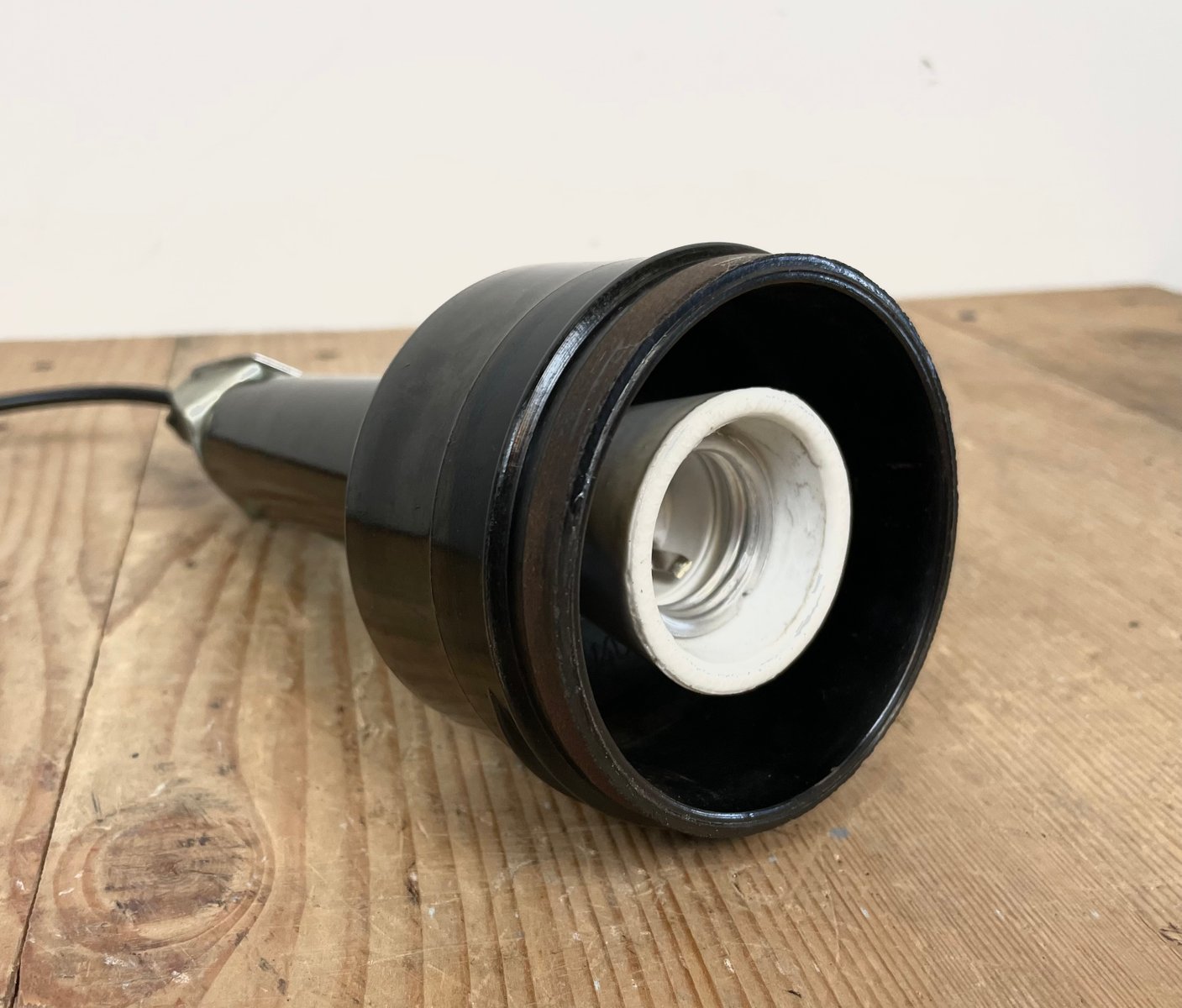 Vintage Industrial Hanging Work Light in Bakelite, 1960s for sale at Pamono
