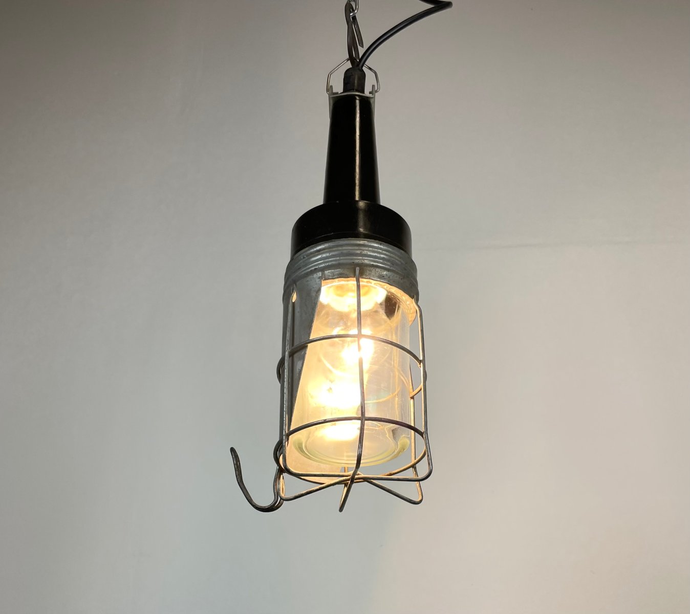 Vintage Industrial Hanging Work Light in Bakelite, 1960s for sale at Pamono