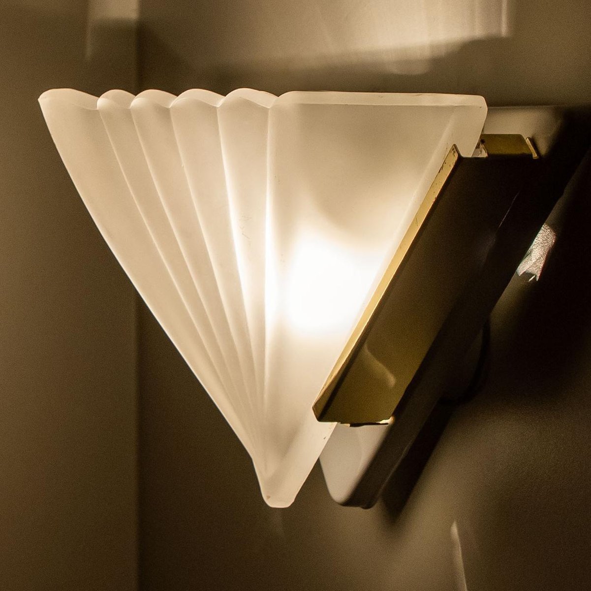 Art Deco Triangle-Shaped Wall Sconce for sale at Pamono