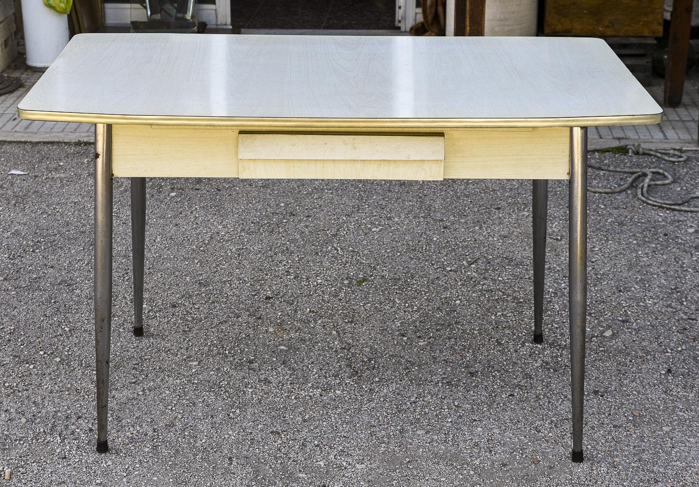 Tavolo da cucina con ripiano in formica bianco, Italia, anni '70 in ...