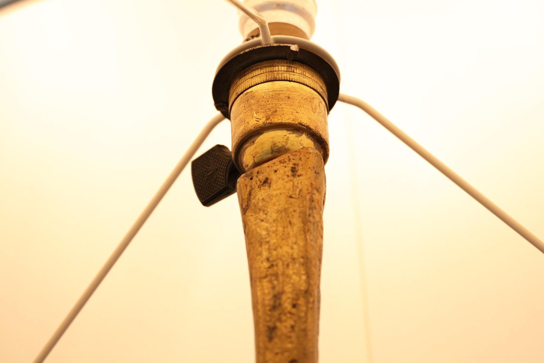 Große französische Tischlampe aus vergoldeter Bronze von Felix Agostini ...