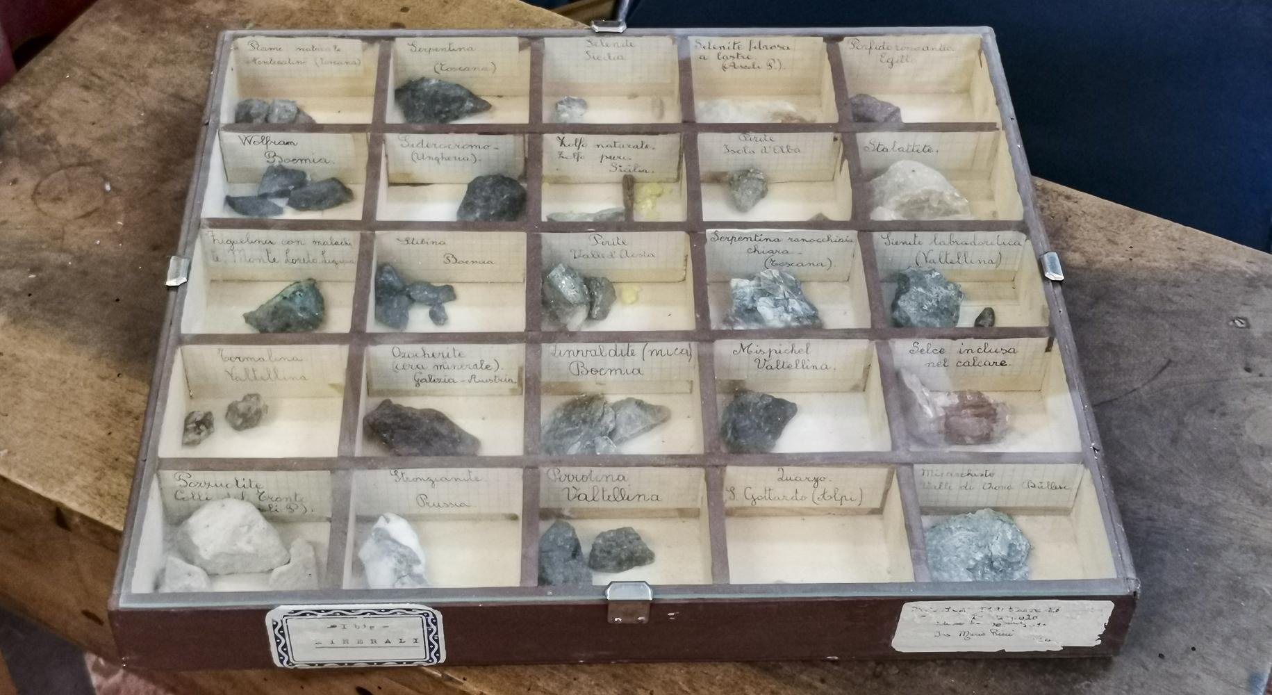 Display Cases with Various Minerals, Set of 4 for sale at Pamono