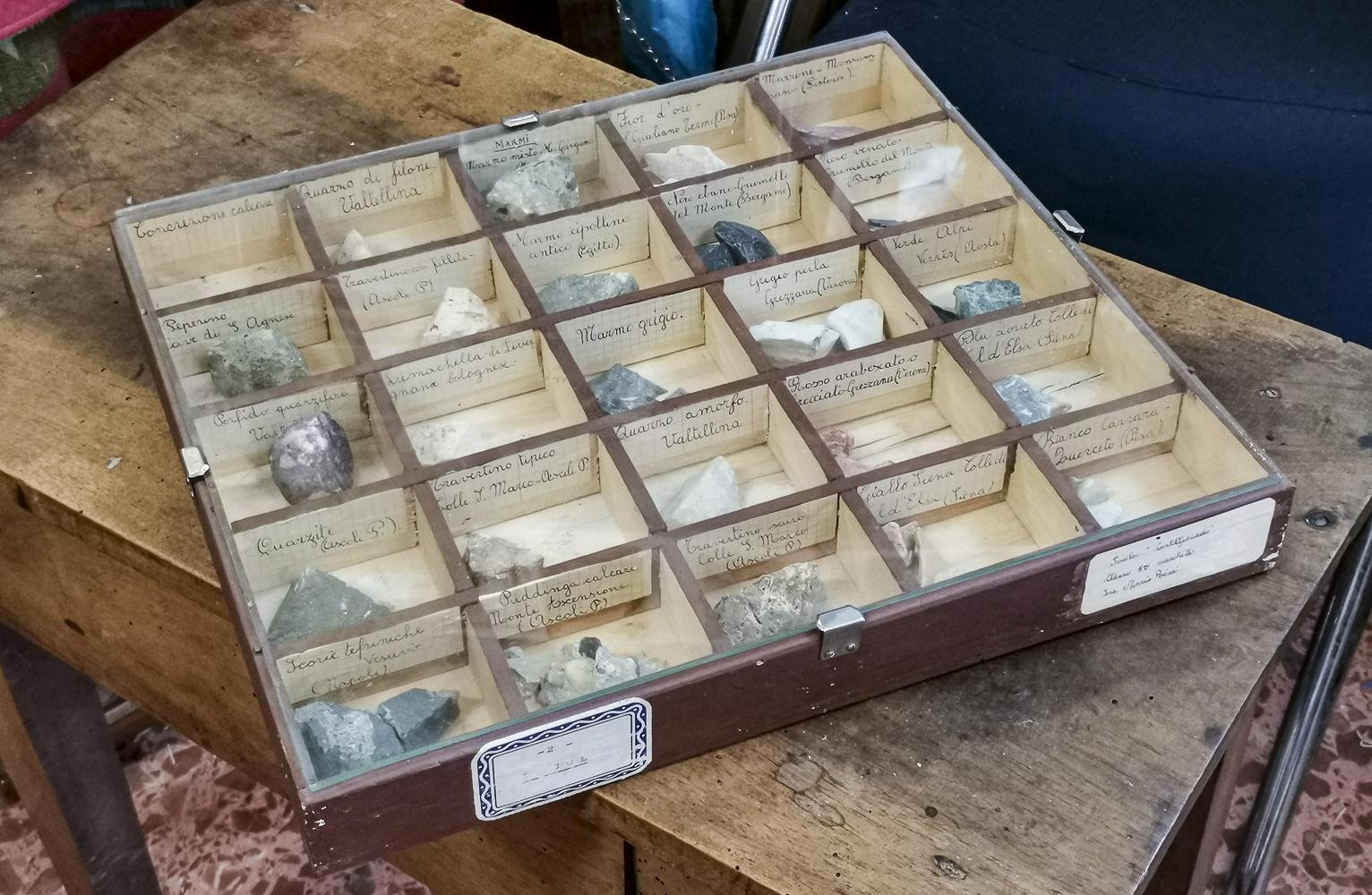 Display Cases with Various Minerals, Set of 4 for sale at Pamono