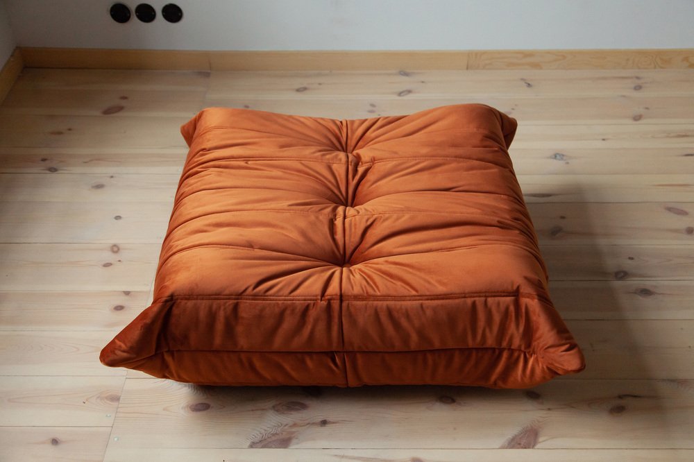 Set di pouf Togo in velluto arancione ambrato e divano a due posti di ...