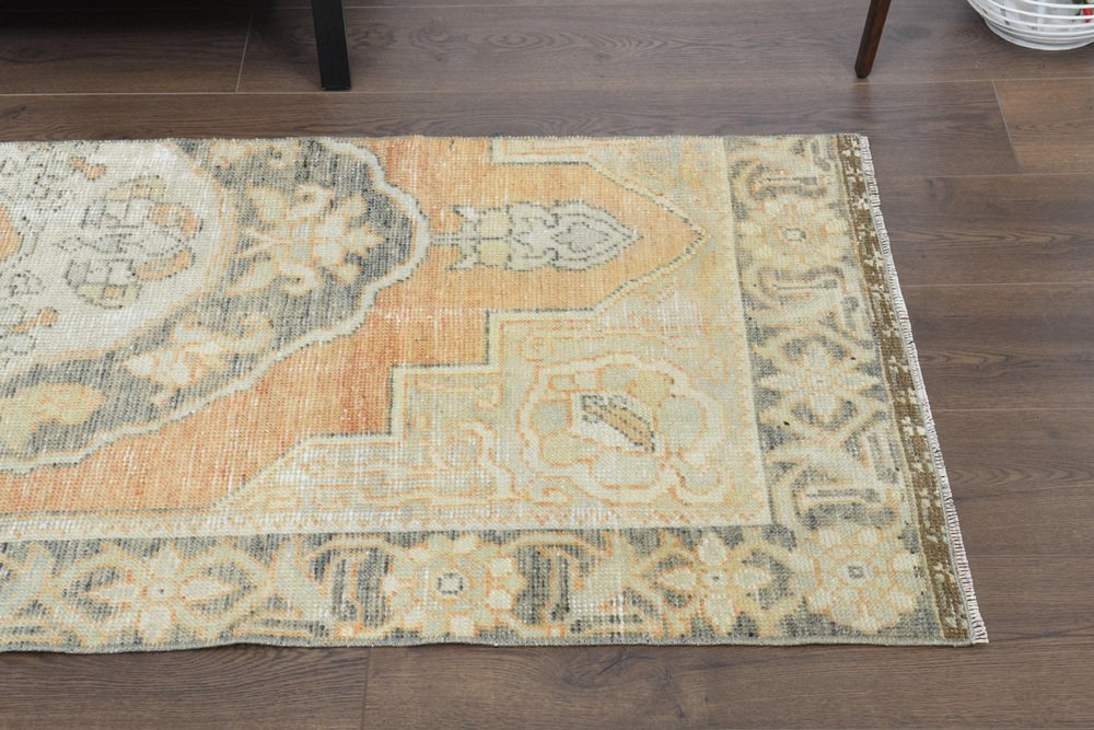 Vintage Middle Eastern Wool Rug for sale at Pamono