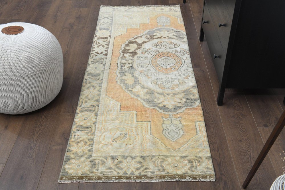 Vintage Middle Eastern Wool Rug for sale at Pamono