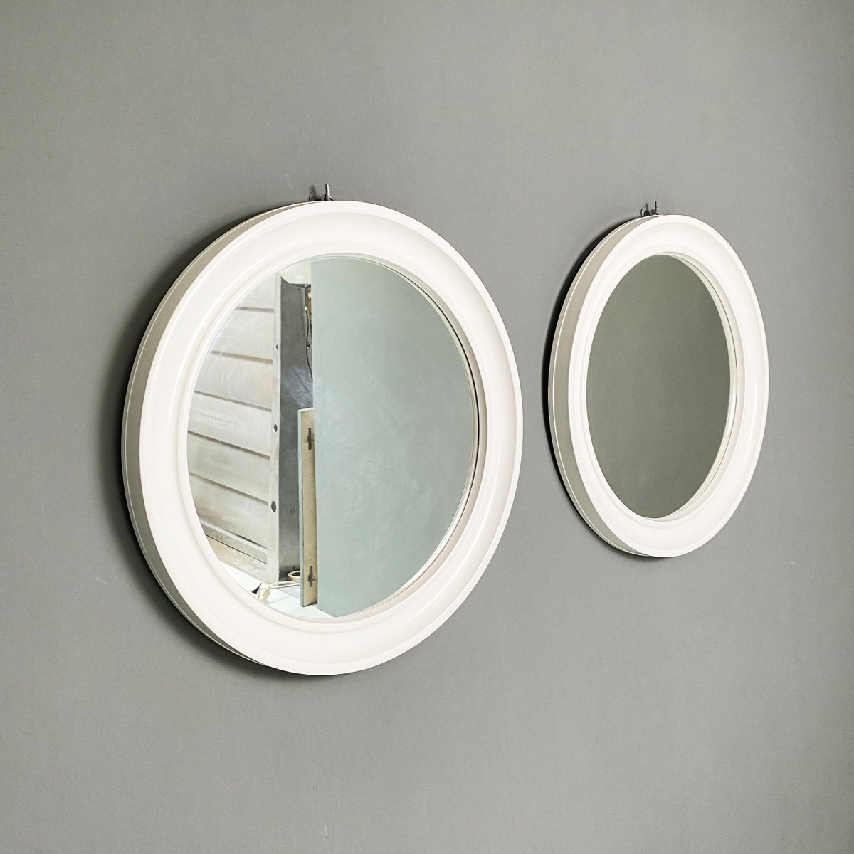 Modern Round White Plastic Mirrors by Carrara & Matta, 1980s, Set of 2 ...