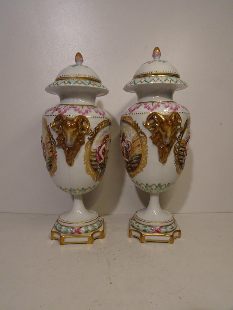 Jarrones antiguos de porcelana con tapa de Capodimonte, Italia. Juego ...