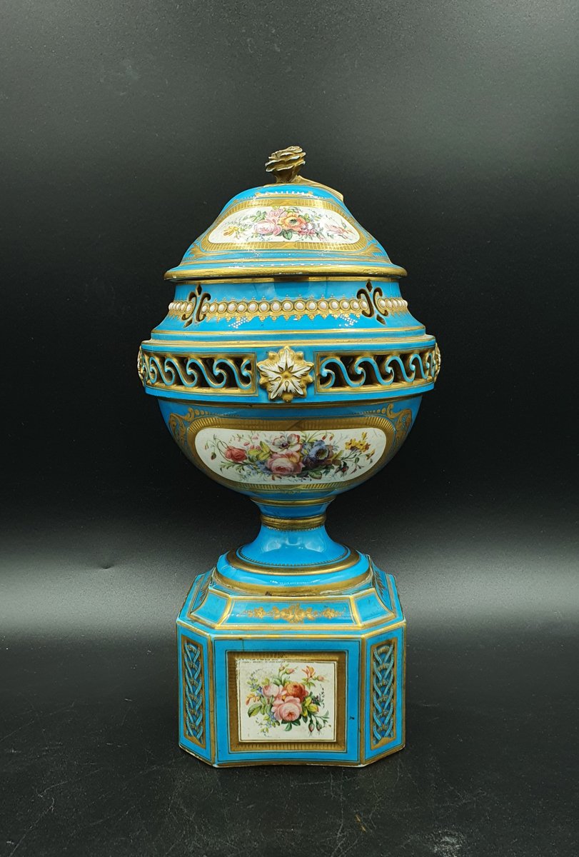 Large Celestial Blue Potpourri in Sèvres Porcelain for sale at Pamono
