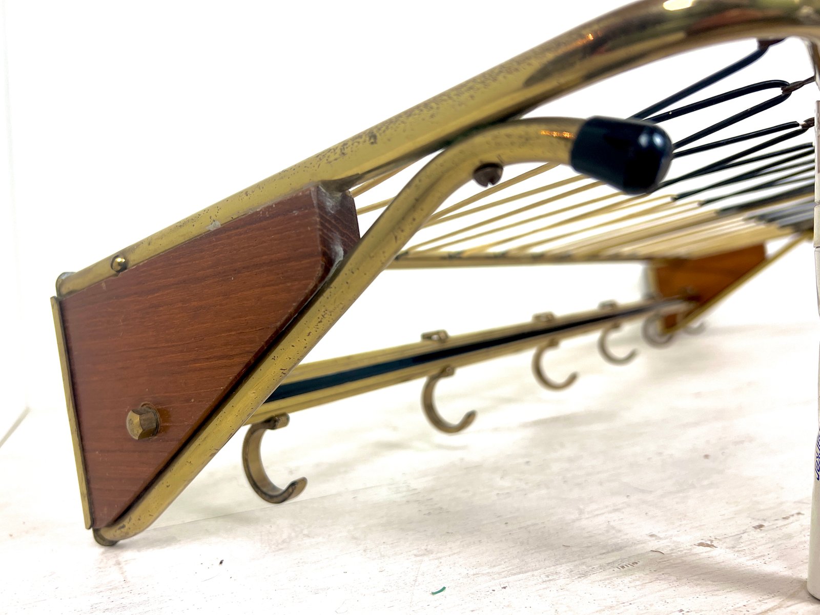 Vintage Zug Garderobe aus Messing und Holz bei Pamono kaufen