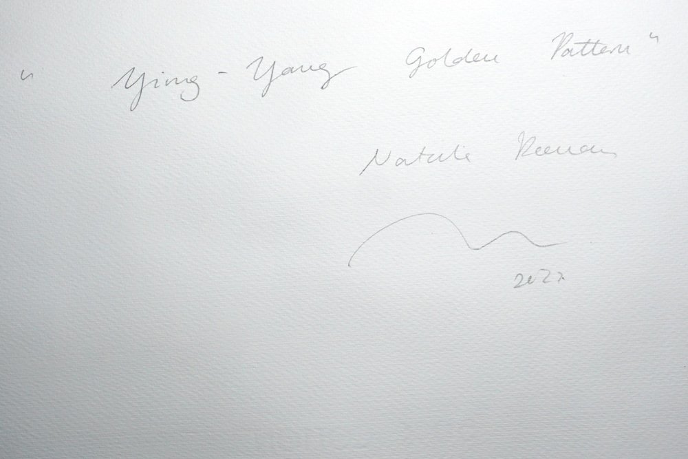 Natalia Roman, Yin Yang Golden Pattern Pattern Komposition mit Orangen und Türkisen Formen, 2022 ...