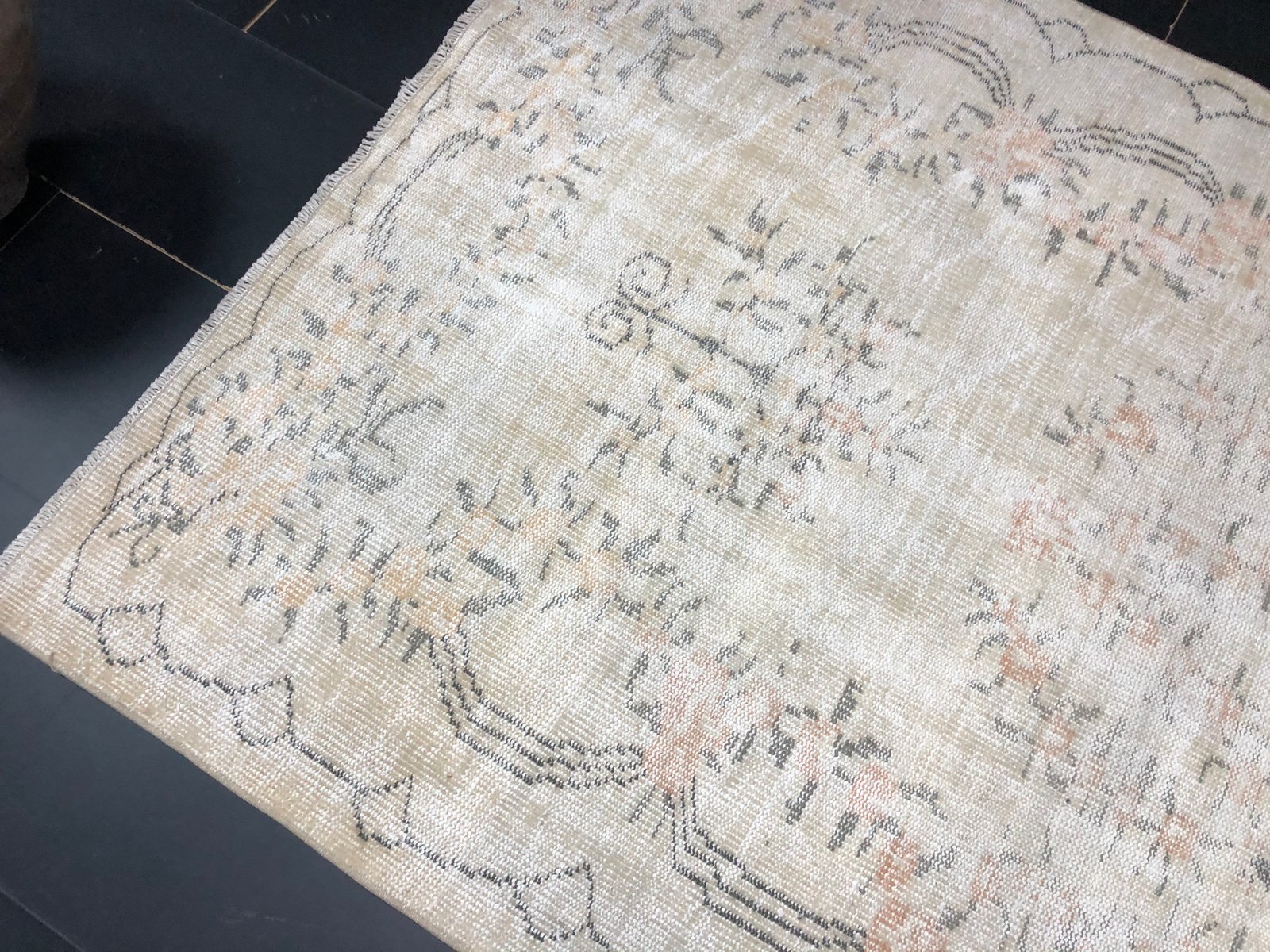 Large Antique Faded Rug for sale at Pamono