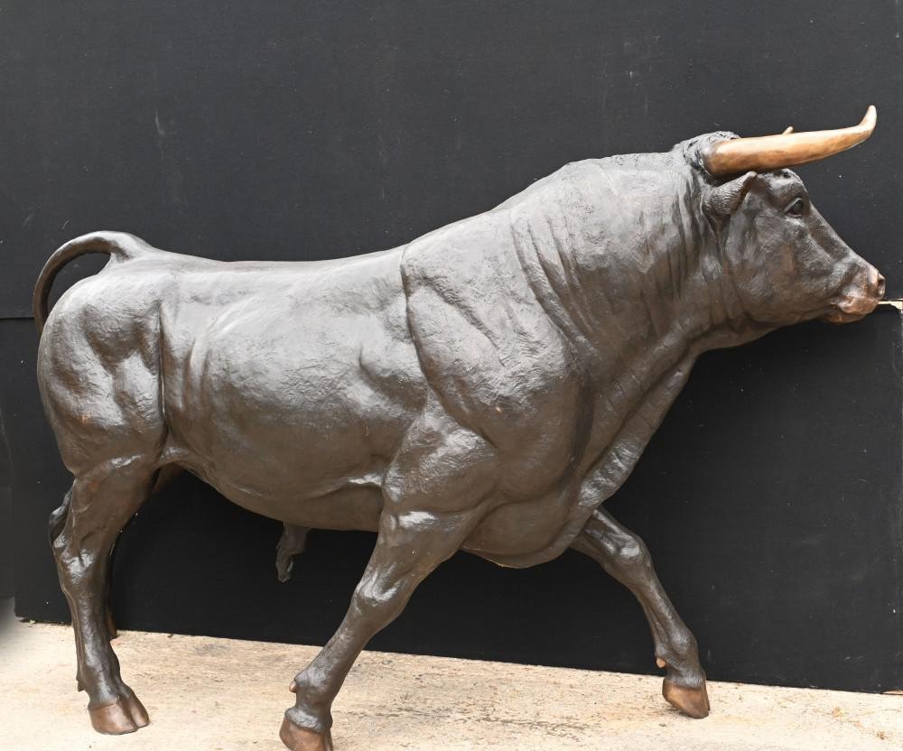 Bronze Bull Statue for sale at Pamono