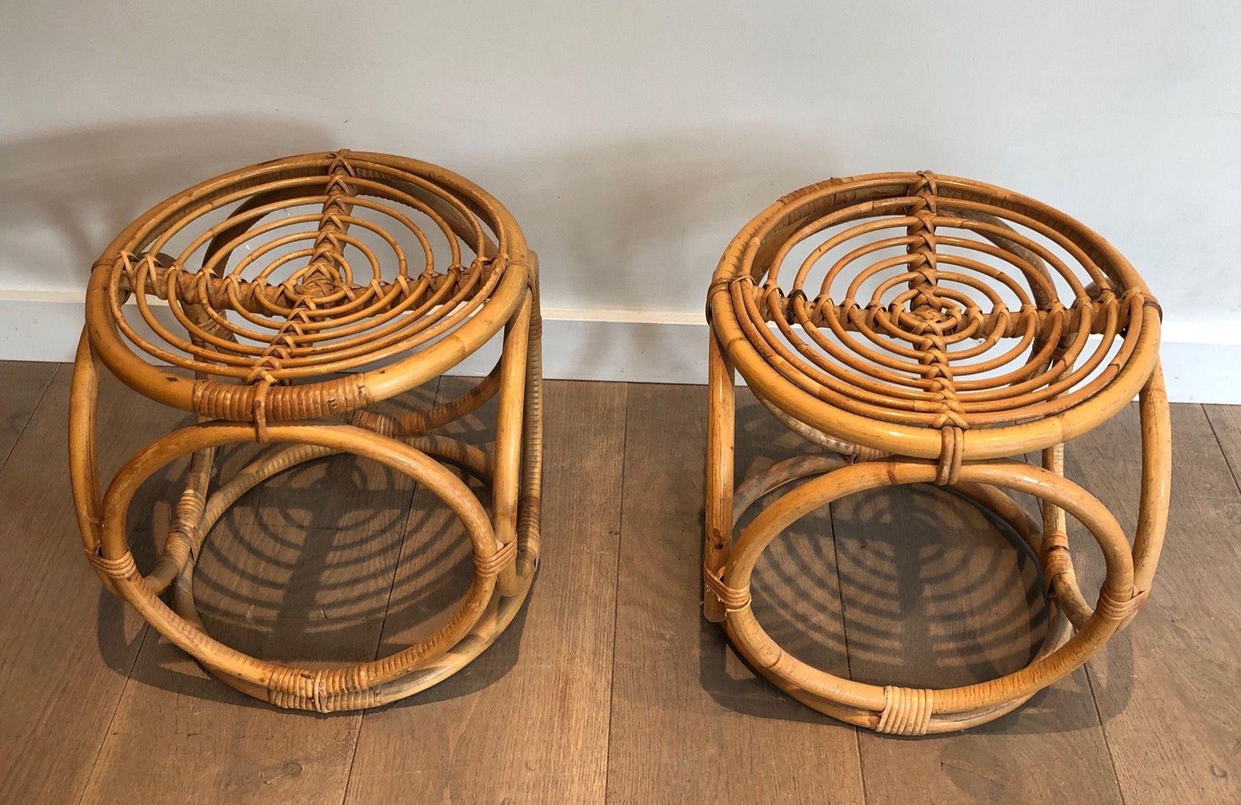 Runde Rattan Hocker, 2er Set bei Pamono kaufen