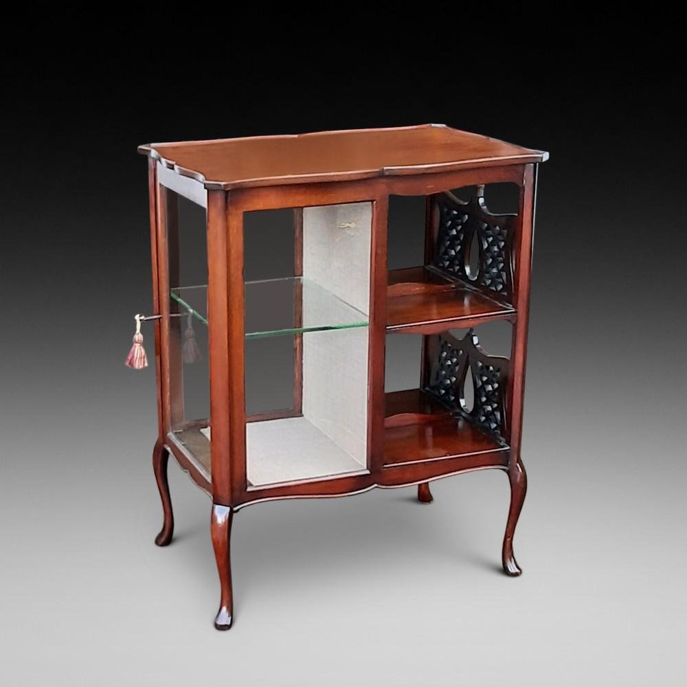 Edwardian Mahogany Display Table for sale at Pamono