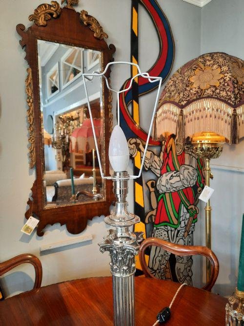 Adam Revival Versilberte Korinthische Säulenlampe bei Pamono kaufen