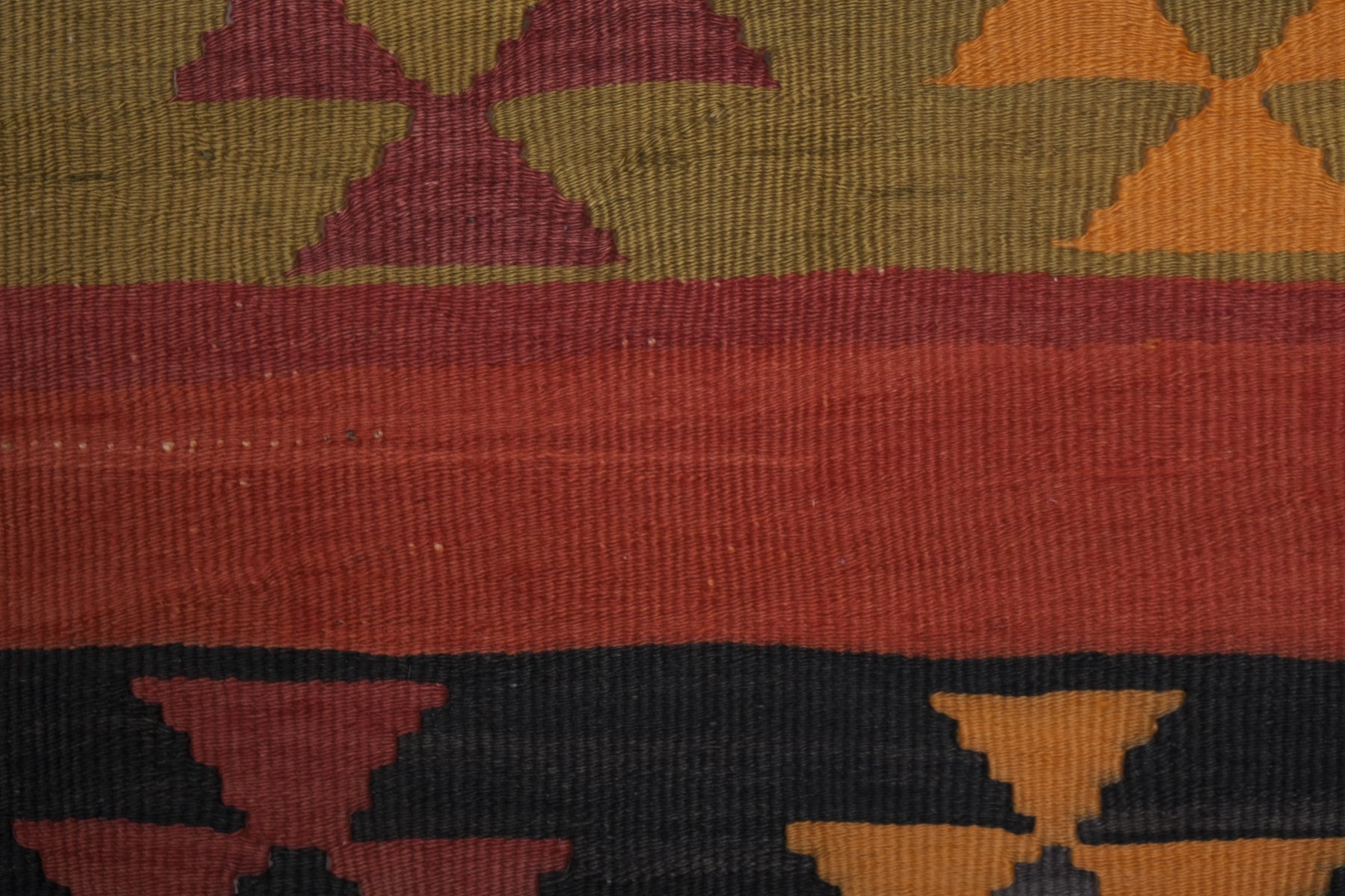 Organischer türkischer Vintage Kelim Teppich in Gelb & Rot bei Pamono ...