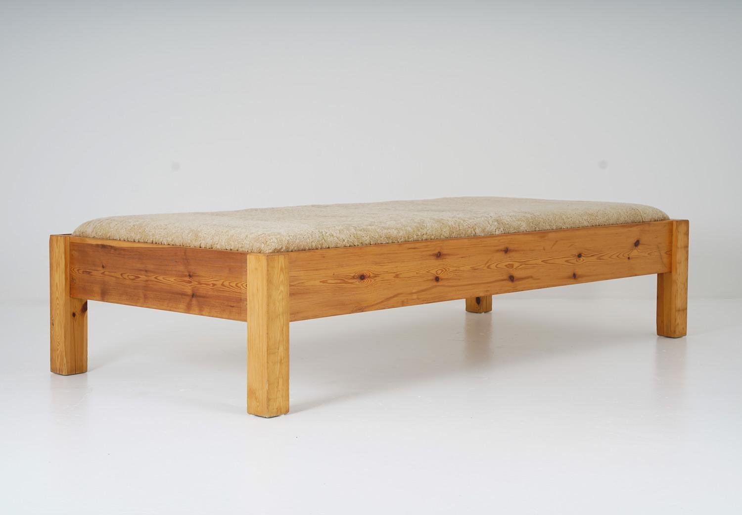Swedish Daybed in Pine & Sheepskin, 1970s for sale at Pamono