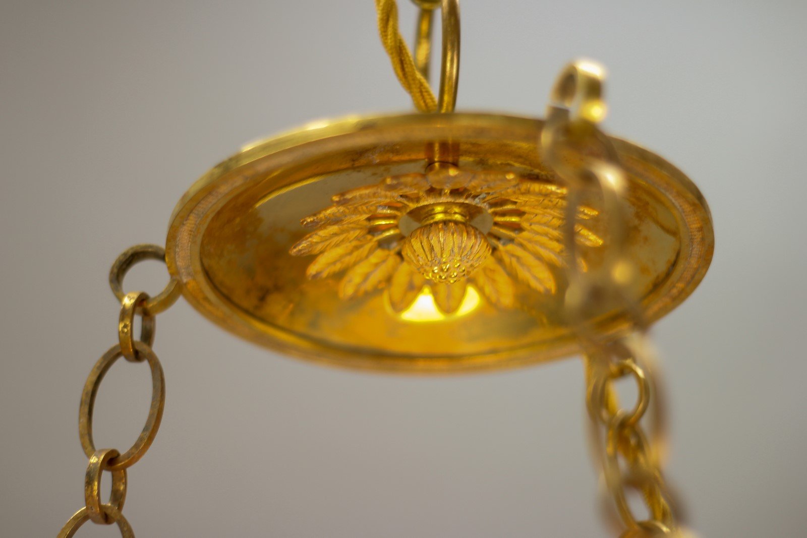 Neoklassizistische Hängelampe aus vergoldeter Bronze & Messing, 1890er ...