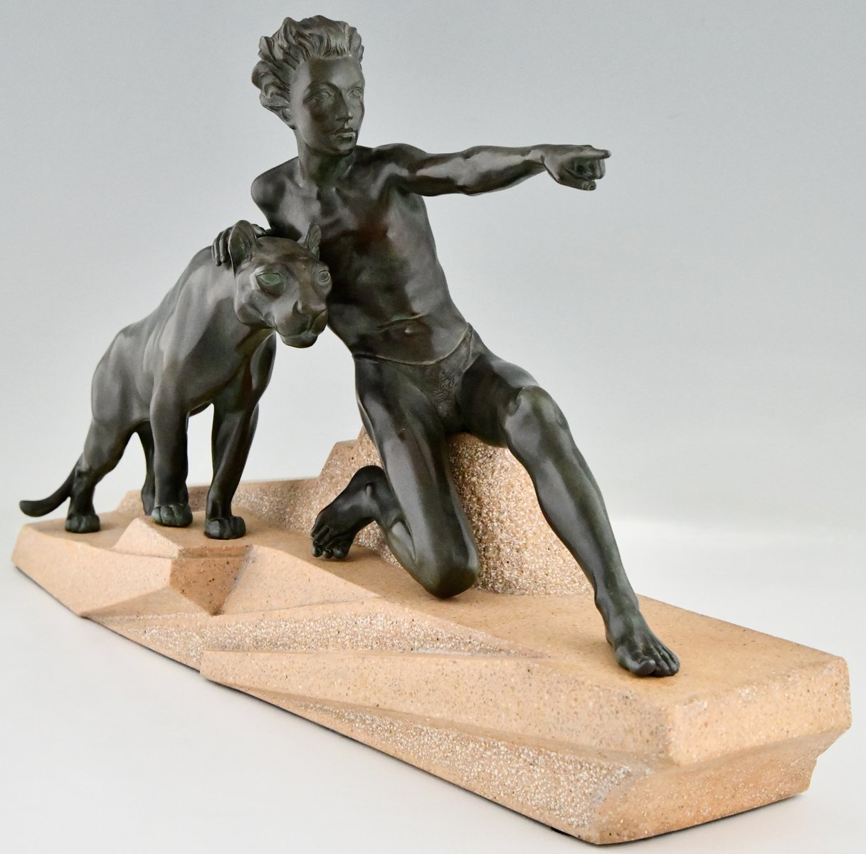 Art Deco Skulptur eines jungen Mannes mit Panther aus Metall & Stein ...